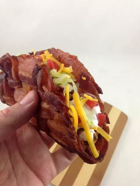 Taco na may tortille mula sa bacon. 1228_5