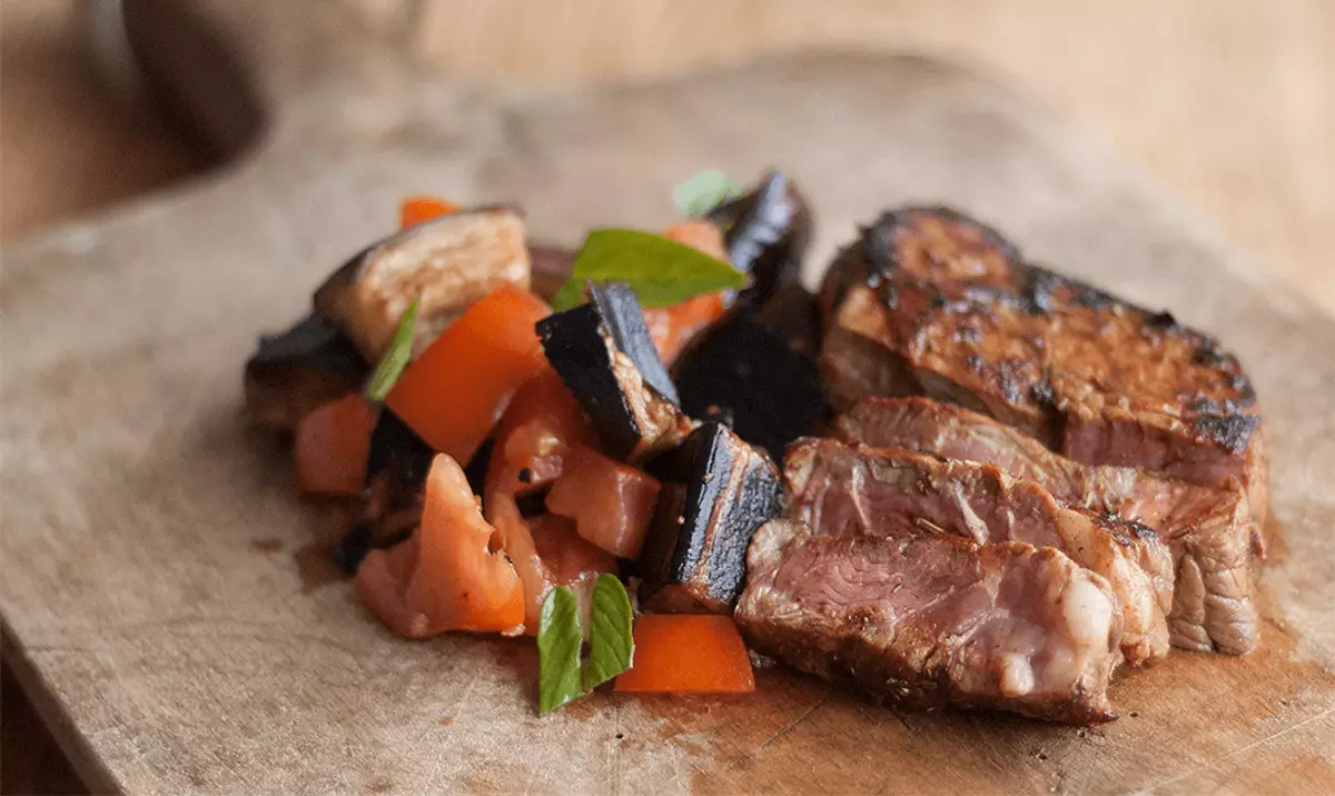 Ricetta chic per bistecca con melanzane in birra e senape del miele, foto Brodode