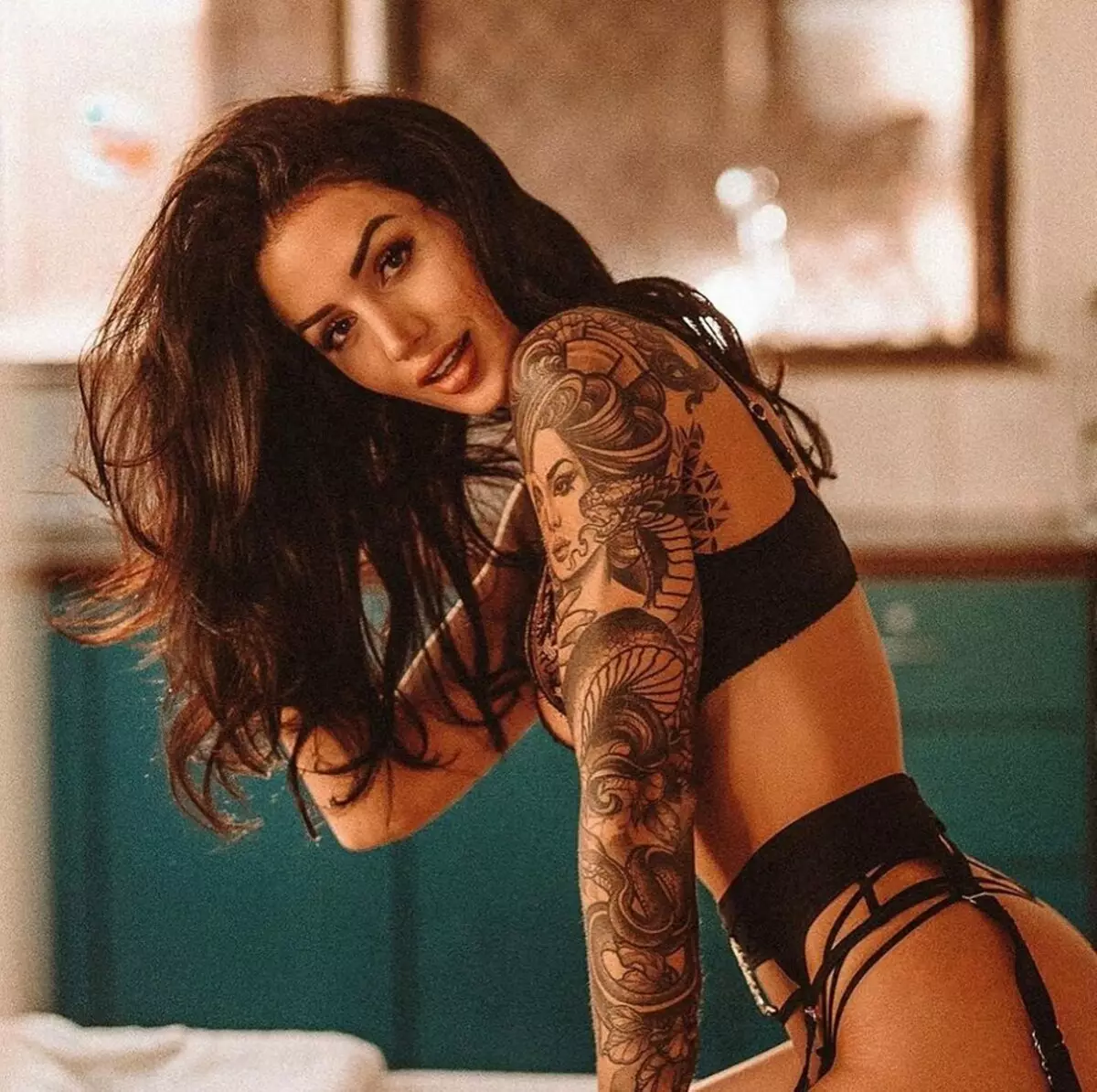 Roupa interior sexy e tatuagem morena nas páginas de uma revista masculina