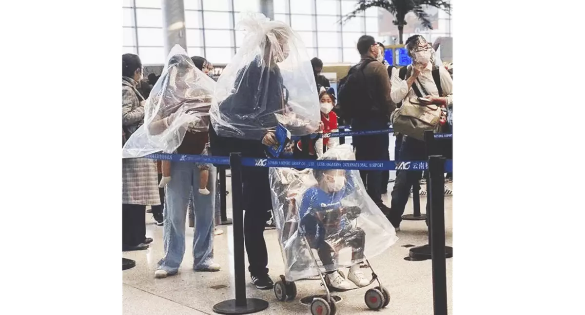 Desperate passengers are plastic bottles to protect against coronavirus 16753_3