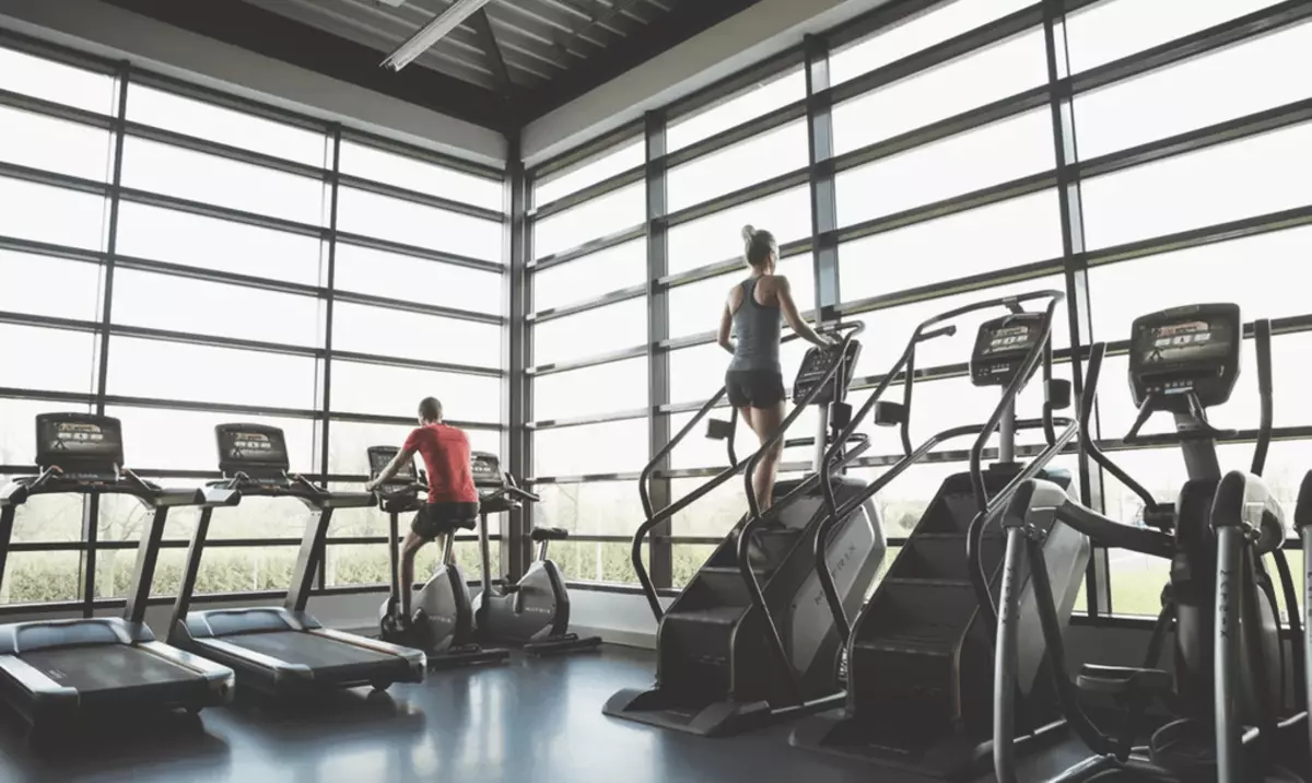 Iepening fan 'e Fitness Club: HOE TO KIEK OM SIMULATORS SIMULATORS KENJE 17423_8