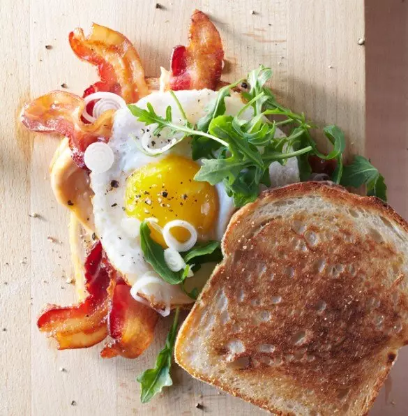 Sandwich Bowich, Bacon ary nanakorontana