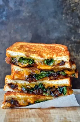 Sandwich with roasted bow and cheese