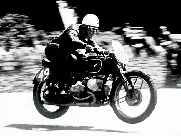 Gambar retro penunggang motosikal