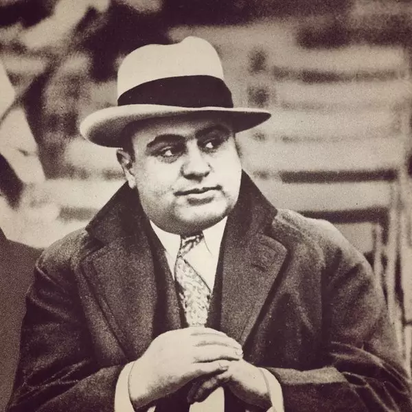 Al Capone - Meubels, prostituees en persoan mei litteken