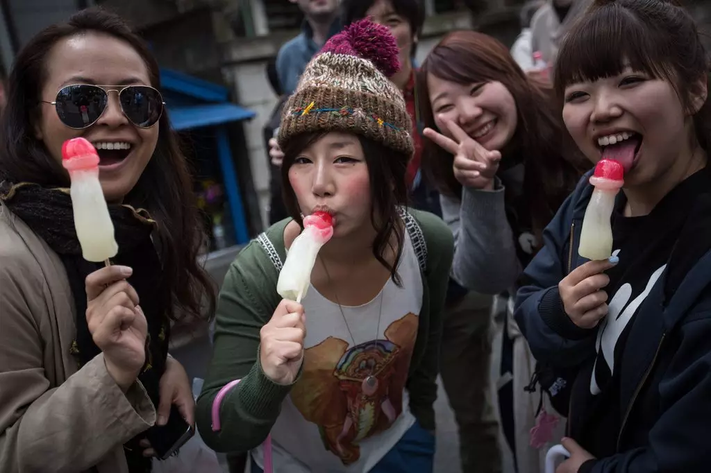 Schreckliches japanisches oder Penisfestival