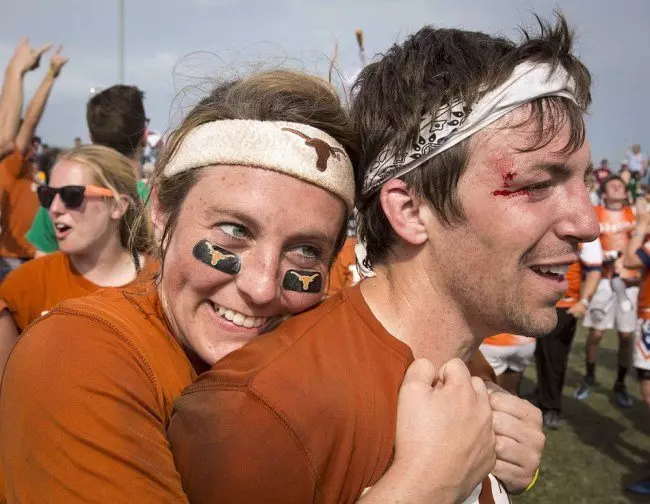 Pemain Universitas Texas 'ngrangkul sawise menang Piala Dunia Quidditch VI nglawan UCLA ing Kissimmee, Florida