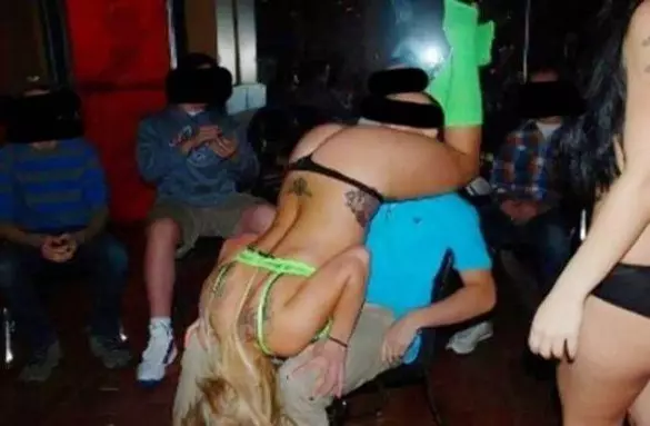 Usa ka Amerikano ang gidakup tungod sa han-ay sa striptease sa iyang 16-anyos nga anak nga lalaki.