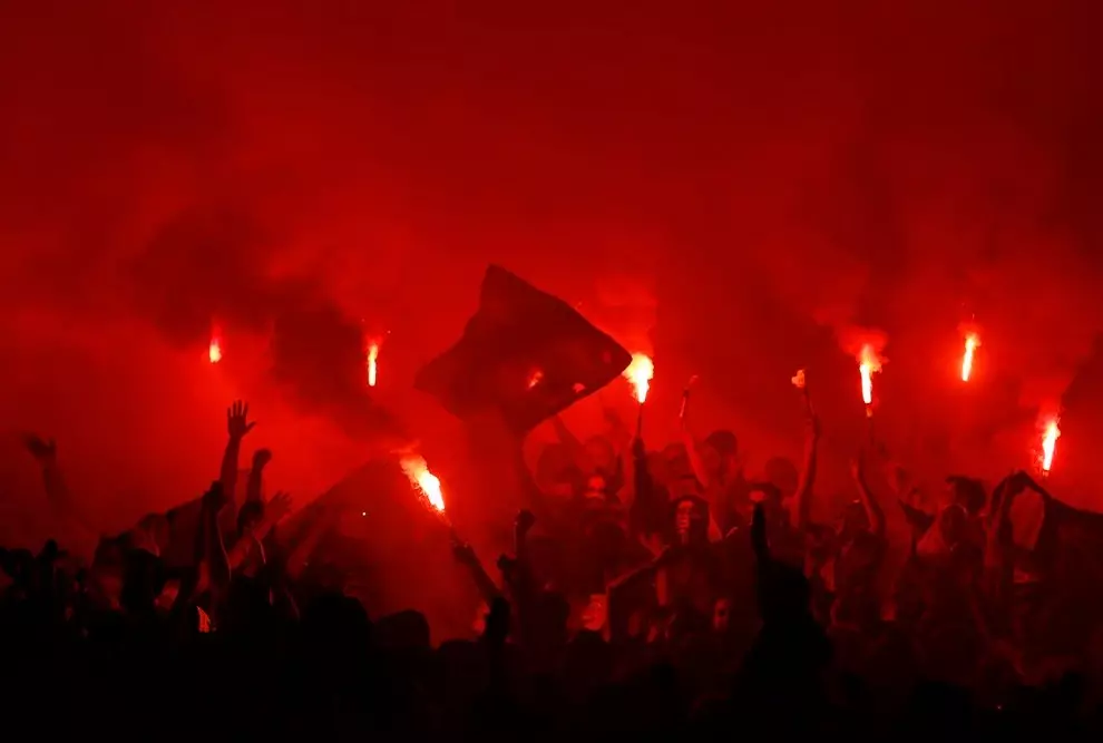 Fanbachche-fanit tukevat tiiminsä ottelussa Marseille vastaan ​​Sarajoglu Stadium, Istanbul, Turkki. Eilen järjestettiin Europa-liigan ryhmävaiheen ensimmäiset ottelut.