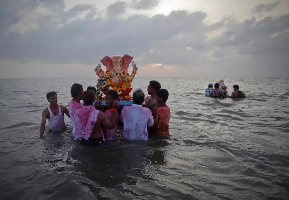 Rumaystayaasha waxay wataan tilmaanta Hindida ee Ganesh ee biyaha Badda Carbeed, Mumbai, India, oo ah tii ugu horreysay ee xafladda Gunesh-the the the the the the the the the the towdes-the the the the the the the the the the tencaal-ka