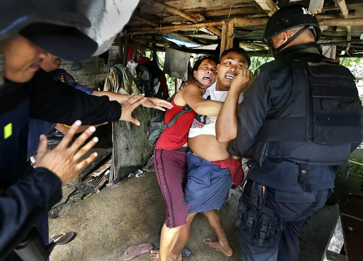 Booliska Philippine iyo ciidamada Gaarka ah ayaa ku qaata xidhitaan ku saabsan xaafadaha sharci darrada ah ee Tegiga, Filibiin. Dadka deegaanka - saraakiishii hore ee millatariga iyo booliiska - waa inay ka baxaan shaxyadooda, sababtoo ah waxay qorsheynayaan inay dhisaan afar meelood oo cusub halkan.