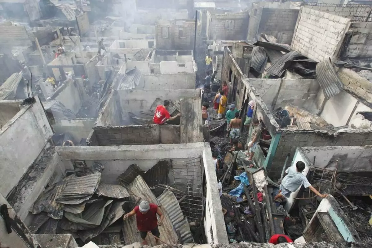 Vanhu vanoedza kuponesa zvinhu zvavo mushure memoto wakasimba wakafukidza dzimba dzinopfuura mazana maviri muKeon, Manila, Piliopins. Imwe Chegovk yakafa, mazana masere emhuri dzakasiiwa dzisina pekugara.