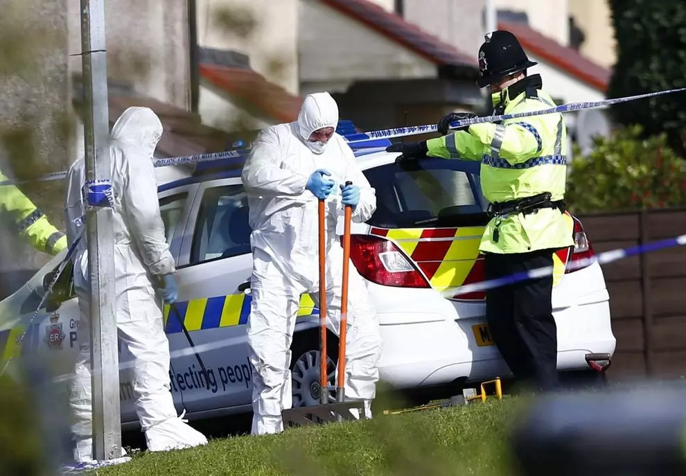 Sinusuri ng pulisya ang mga estates sa pagpatay ng dalawang pulis sa HattersiLi, Manchester, England.