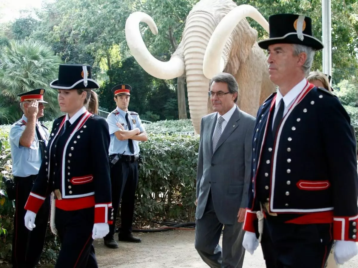 Il presidente regionale catalano Mas cammina durante una cerimonia al parlamento regionale che segna la Giornata nazionale catalana a Barcellona