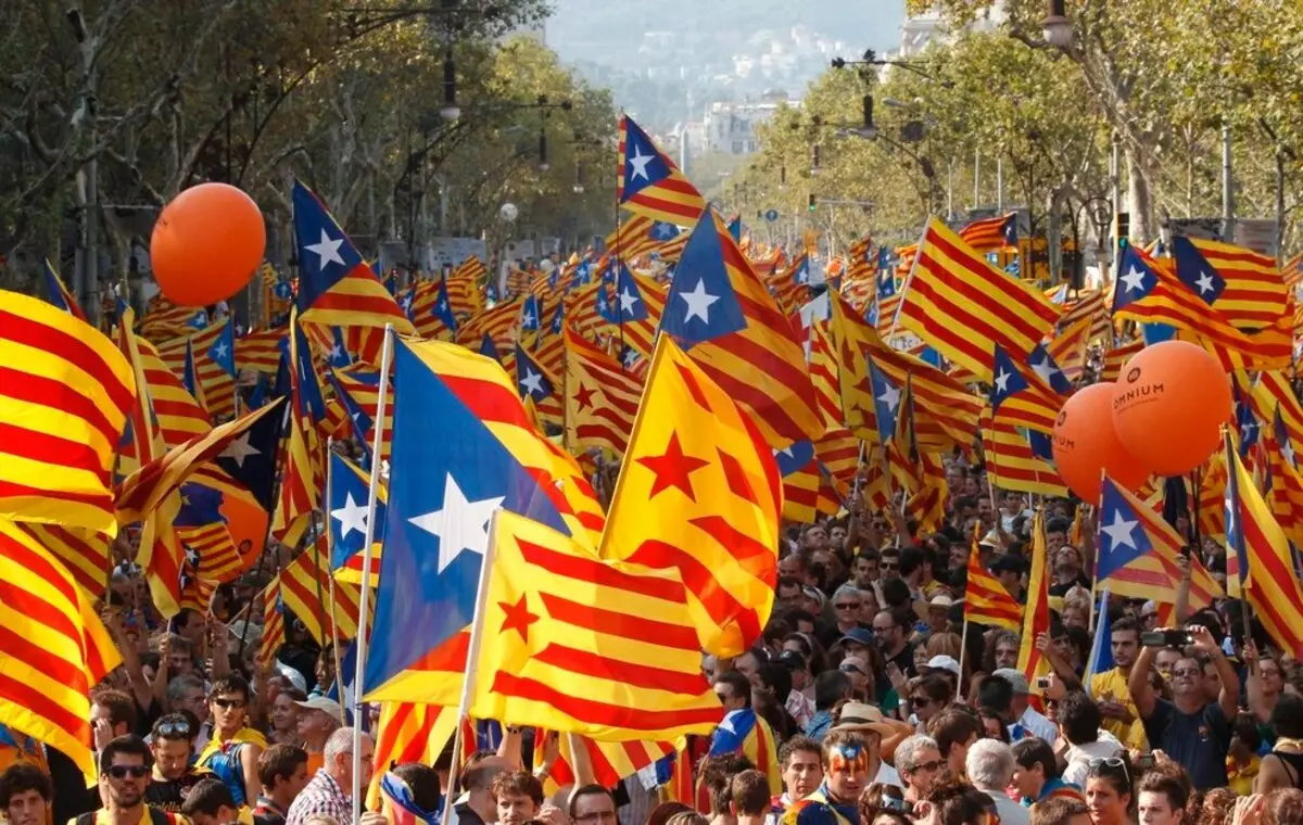 Ndị na-eme ihe na-egosi n'oge Catalan National Day na Barcelona