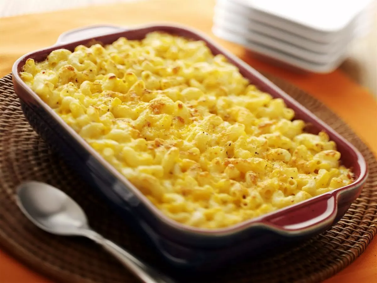 Macaroni bakis fromaĝon