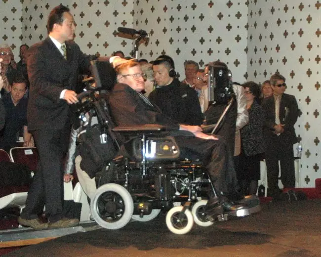 Stephen Hawking nggawe pratelan sing ora seneng