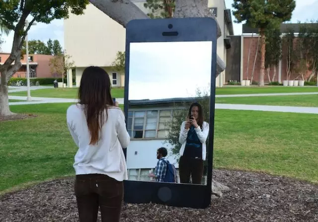 Në Universitetin e Kalifornisë instaluar një pasqyrë për Selfie