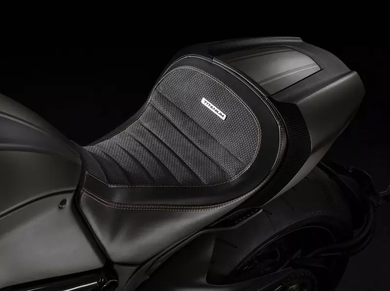 Ducati Diavel Titanium 2015: Sèries limitades 5382_11