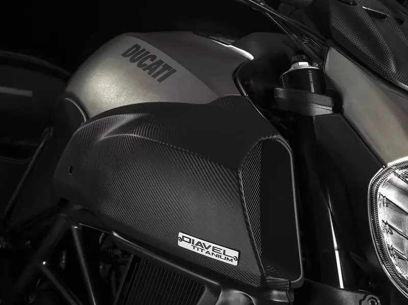 Ducati Diavel Titanium 2015: Sèries limitades 5382_8