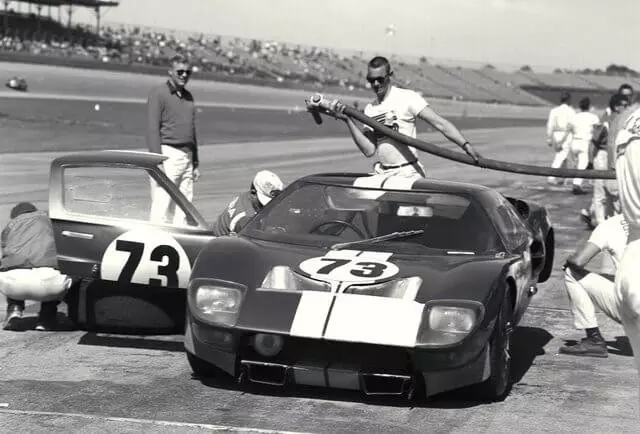 រថយន្ត Ford GT40 រឿងដែលស្រស់ស្អាតនៅក្នុងរូបថតកម្រ 5870_10