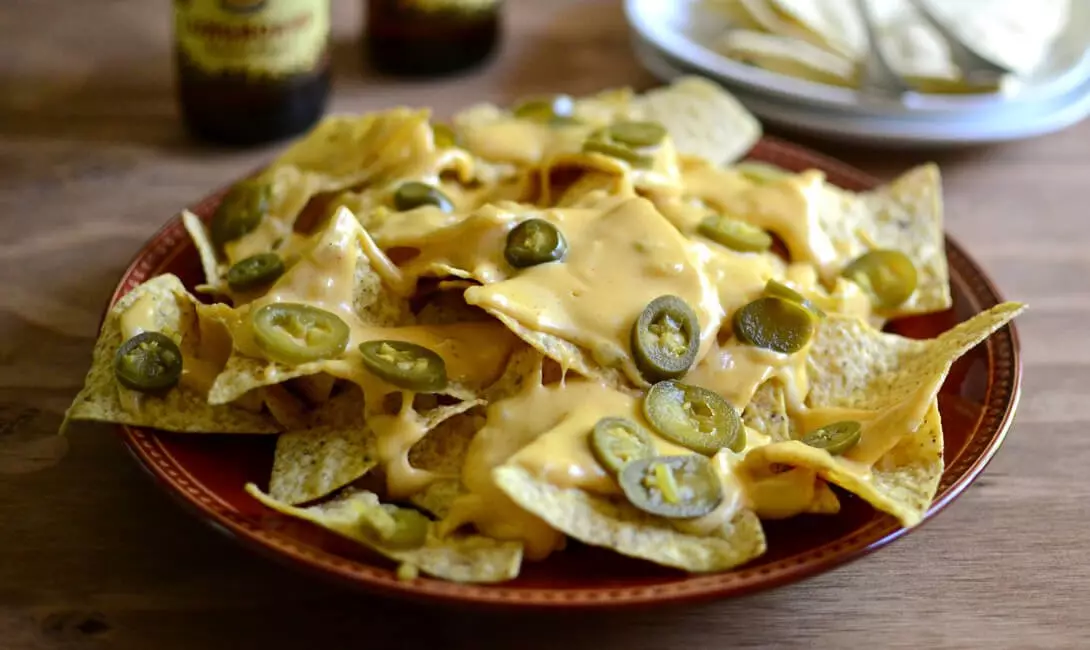 Дасторкон үстүндөгү nachos, адам 5881_1