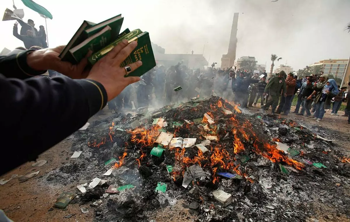 Demonstranti protiv vlade spaljuju kopije zelene knjige pored Centra za zelenu knjigu u Bengaziju 2. ožujka 2011. Reuters / Asmaa Vaguih (Libija - Tags: Politika civilne nemire)